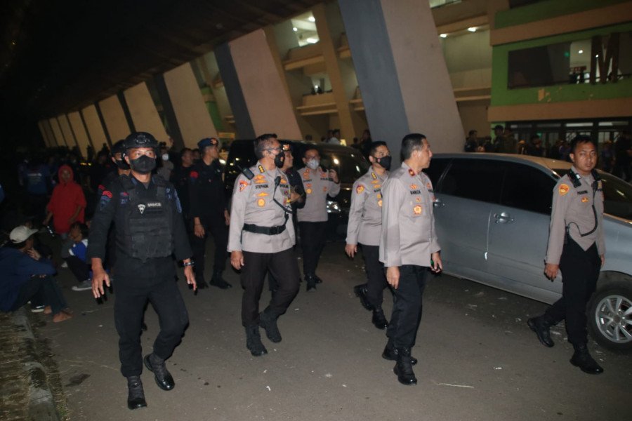 Brimob Polda Jabar Amankan Pertandingan Persib versus Persebaya